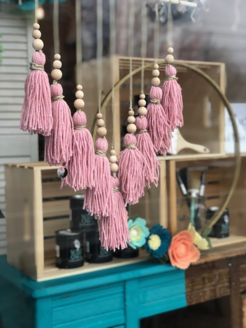 Creating Eye-Catching Store Window Displays In A Retail Shop • Savvy ...